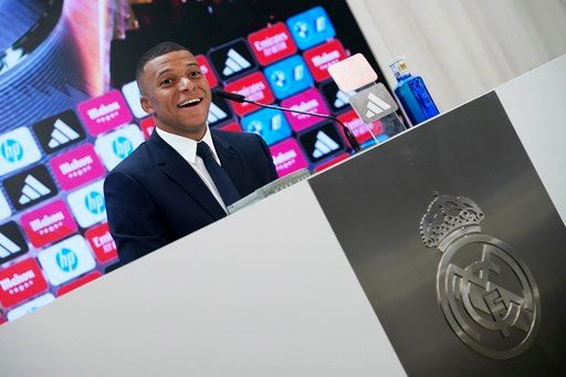 On 'incredible day,' Kylian Mbappé welcomed by Real Madrid fans at packed Santiago Bernabeu ...